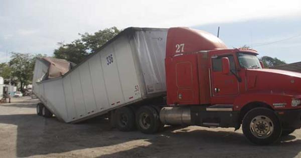 Tráiler se parte en dos cuando se estacionaba