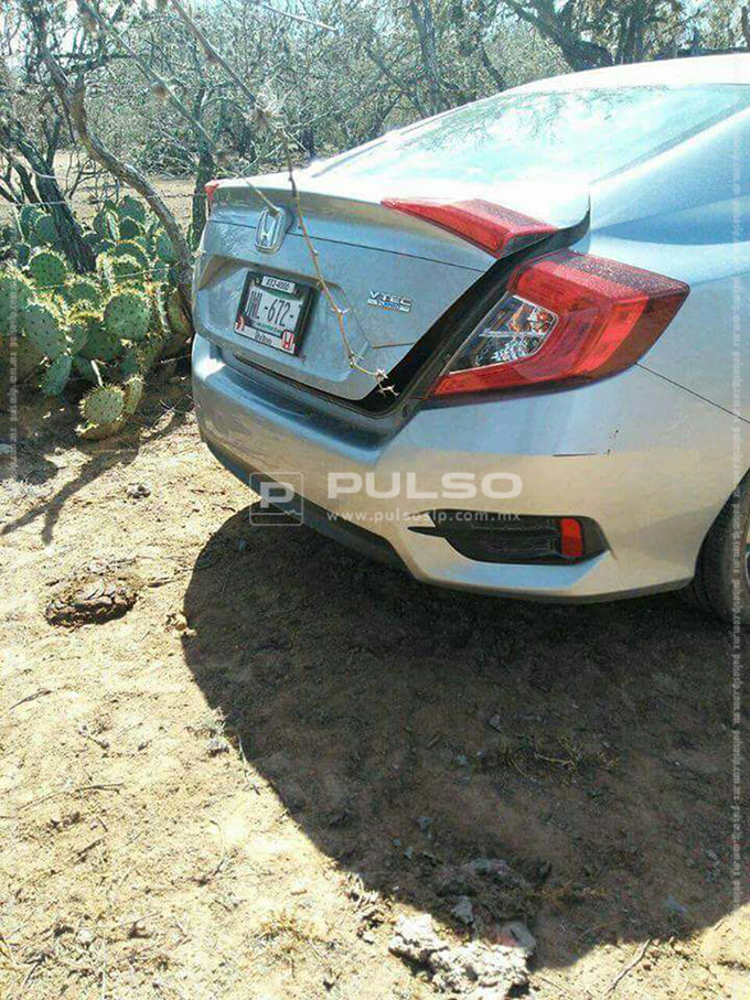 Aparece hombre ejecutado en la cajuela de un auto (FOTOGALERIA)
