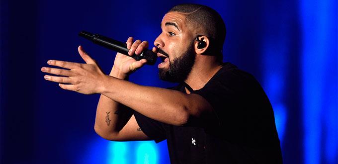 Rapero Drake hace donativos en Miami