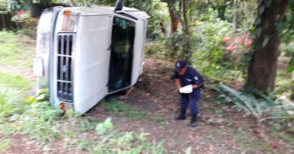 Un muerto y un herido, en volcadura de la Huasteca