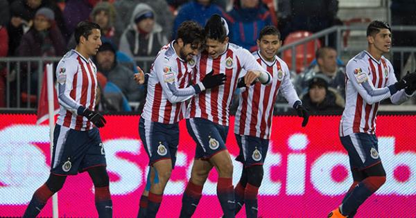 Chivas deja frío a Toronto FC, 2-1