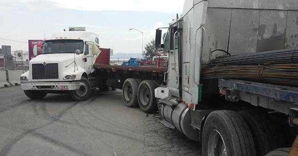 Choque de tráileres y una camioneta, deja un lesionado