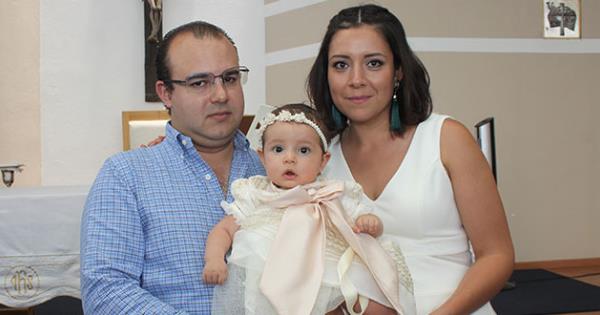 María Paula Castañón Moreno recibe sacramento del bautismo