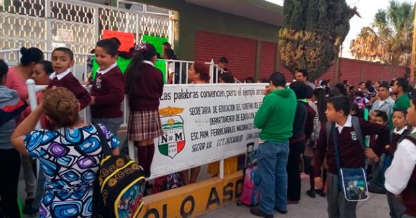Padres mantienen cerrada la escuela primaria Ferrocarriles