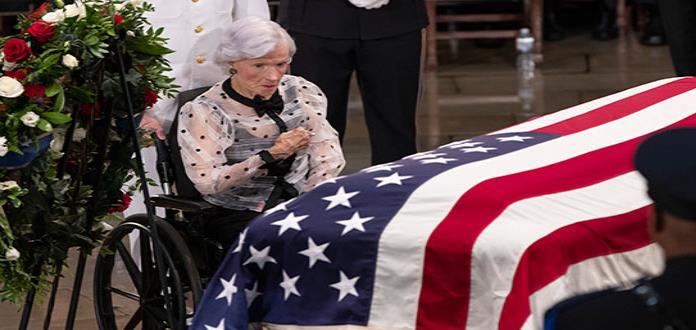 Roberta McCain, la madre de 106 años que enterró a su hijo John McCai