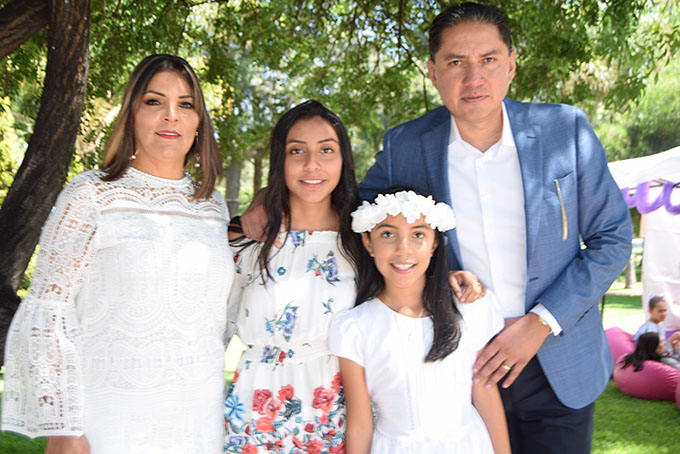 Pamela Valadez Serna recibió la primera comunión (FOTOGALERÍA)