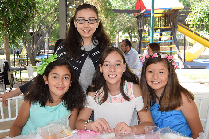 Pamela Valadez Serna recibió la primera comunión (FOTOGALERÍA)