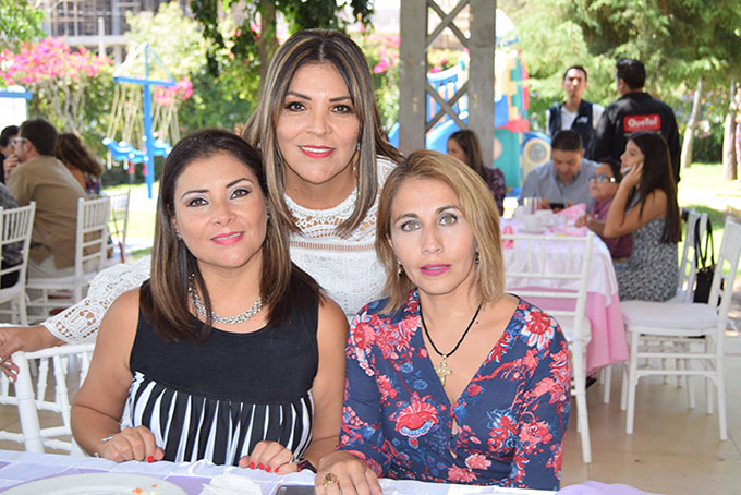 Pamela Valadez Serna recibió la primera comunión (FOTOGALERÍA)