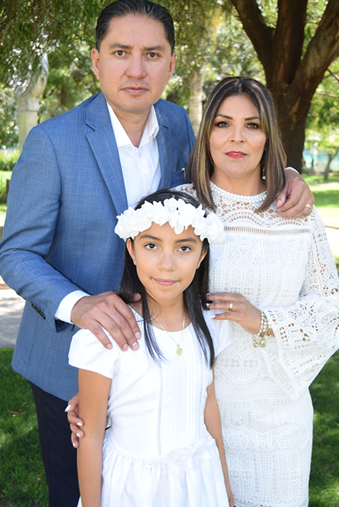 Pamela Valadez Serna recibió la primera comunión (FOTOGALERÍA)