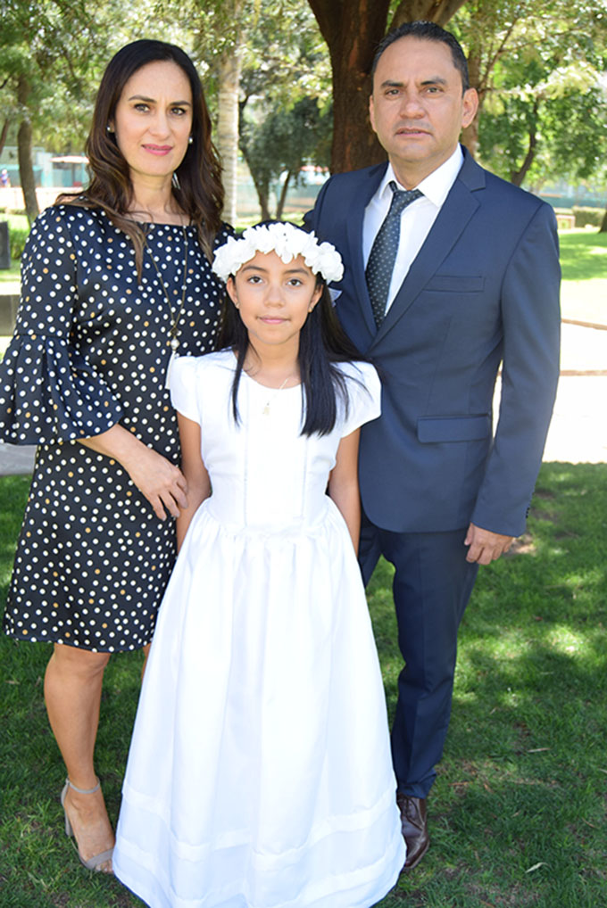 Pamela Valadez Serna recibió la primera comunión (FOTOGALERÍA)