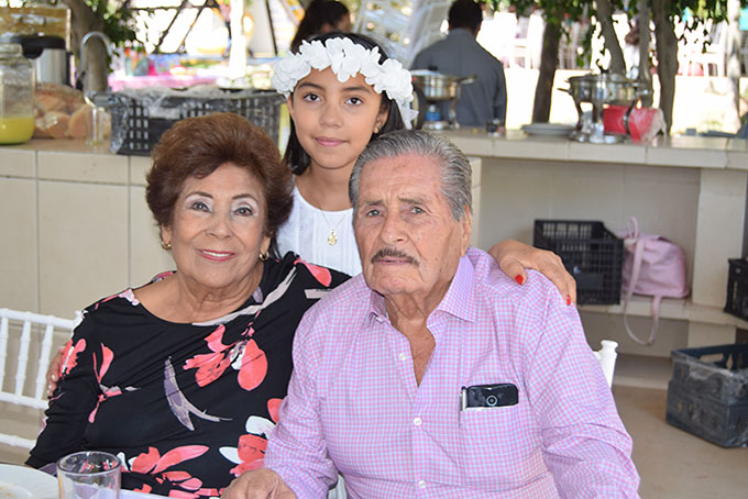 Pamela Valadez Serna recibió la primera comunión (FOTOGALERÍA)