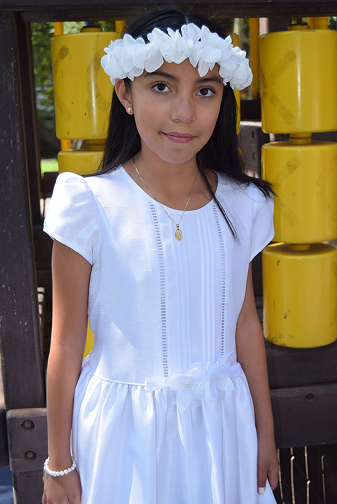 Pamela Valadez Serna recibió la primera comunión (FOTOGALERÍA)