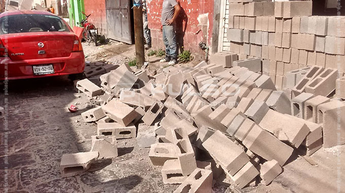 Jóvenes lesionados tras caer blocks de concreto en el automóvil en el ...