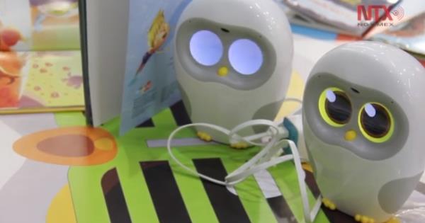 Llega a FIL Guadalajara Luka, el robot que fomenta la lectura entre niños (VIDEO)