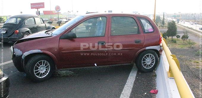 Carro se estampa en guarnición de puente