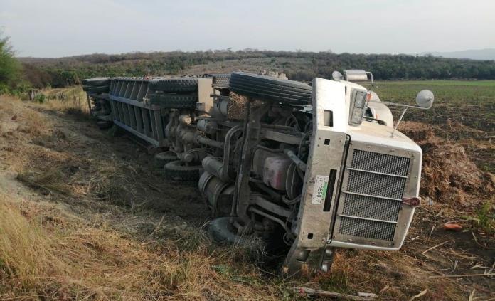 Vuelca tráiler que transportaba zacate seco; el chofer resulta herido