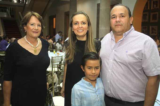 Jesús Ricardo Meade Robles recibe el bautismo