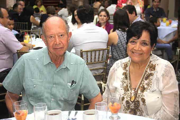 Jesús Ricardo Meade Robles recibe el bautismo