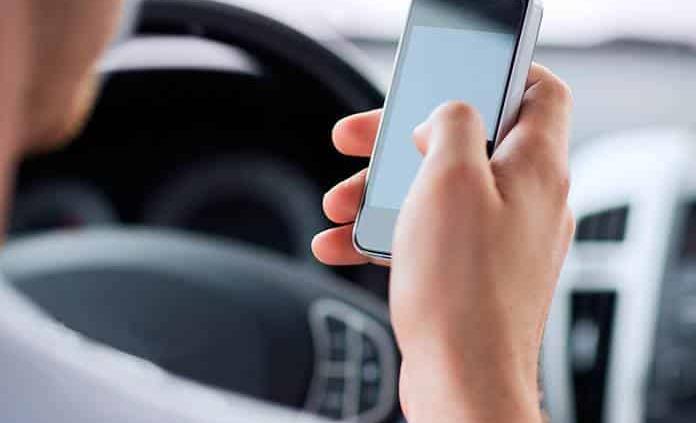 Multa por textear al conducir subiría de $400 a seis mil