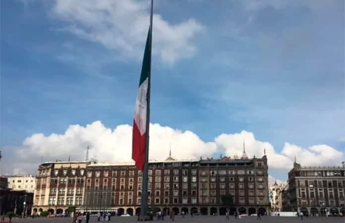 Banderas en la CDMX ondean a media asta por duelo nacional