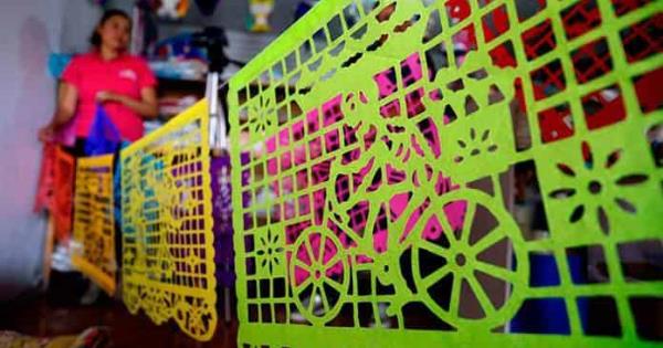 El papel picado, una colorida tradición para festejos del Día de Muertos
