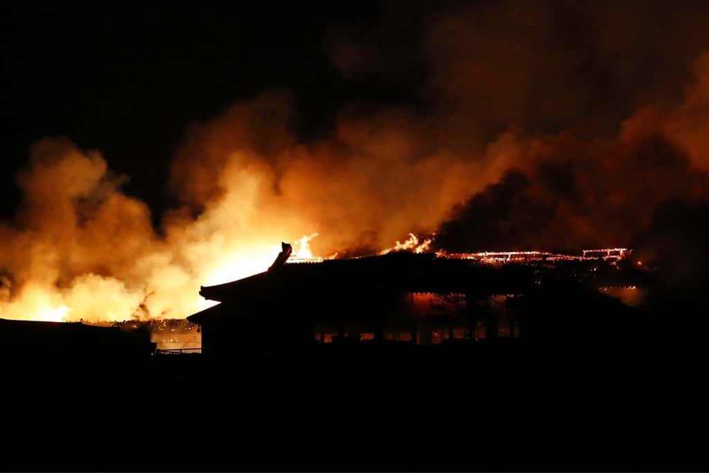 Incendio destruyó casi por completo el histórico castillo Shuri en ...