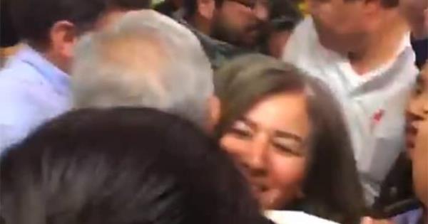 AMLO accede a besos y abrazos pese a recomendaciones por coronavirus