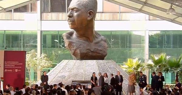 AMLO saluda de beso y mano a gabinete pese a recomendaciones (VIDEO)