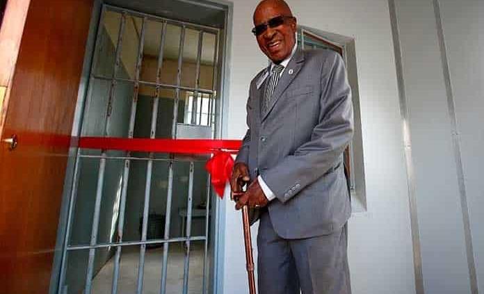 Muere activista Andrew Mlangeni, a los 95 años