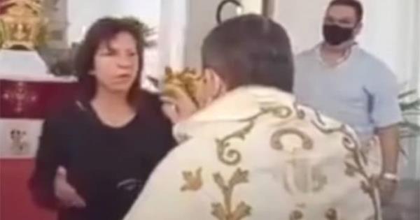 VIDEO: Una mujer abofetea a un sacerdote durante misa de Jueves Santo ... VIDEO: Una mujer abofetea a un sacerdote durante misa de Jueves Santo ...