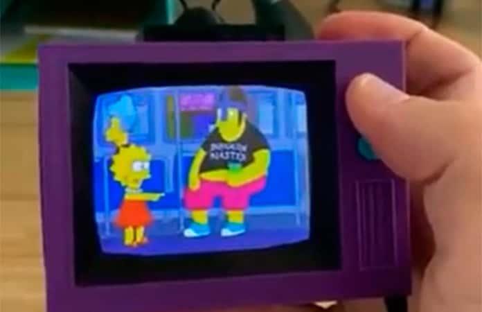 VIDEO: Fan crea una pequeña réplica del televisor de Los Simpsons