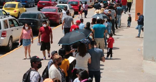 Se registran largas filas para vacuna