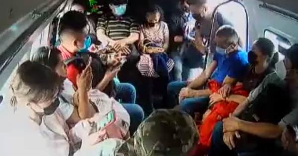 VIDEO: Policías frustran asalto en combi y disparan a ladrones en Edomex VIDEO: Policías frustran asalto en combi y disparan a ladrones en Edomex