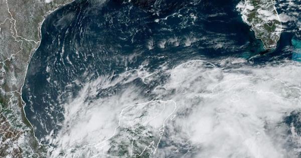 Tormenta tropical Alex se intensifica frente a costa de Yucatán