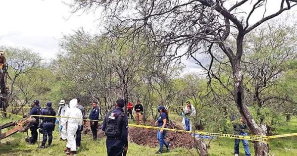 Suman 17 cuerpos en una fosa de Michoacán