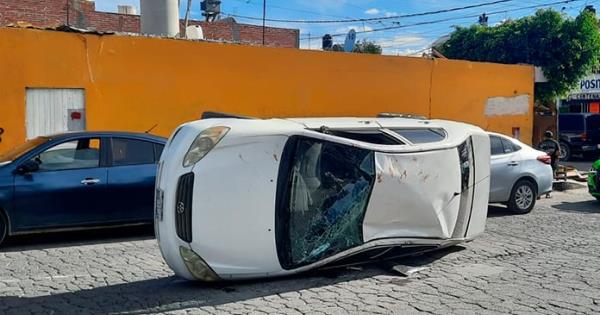 Auto Se Impacta Contra Otro Estacionado Y Vuelca En La Libertad