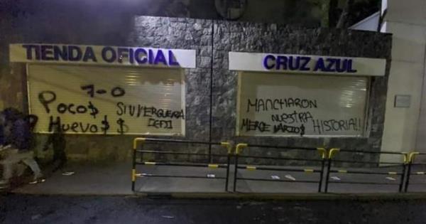 Aficionados grafitean instalaciones de Cruz Azul
