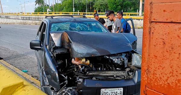 Tres jóvenes resultan heridos en un accidente automovilístico