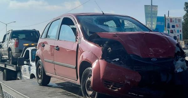 Carro le pega a camioneta y la hace volcar