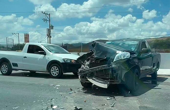 Camioneta se estrella contra contención en el bulevar Camioneta se estrella contra contención en el bulevar