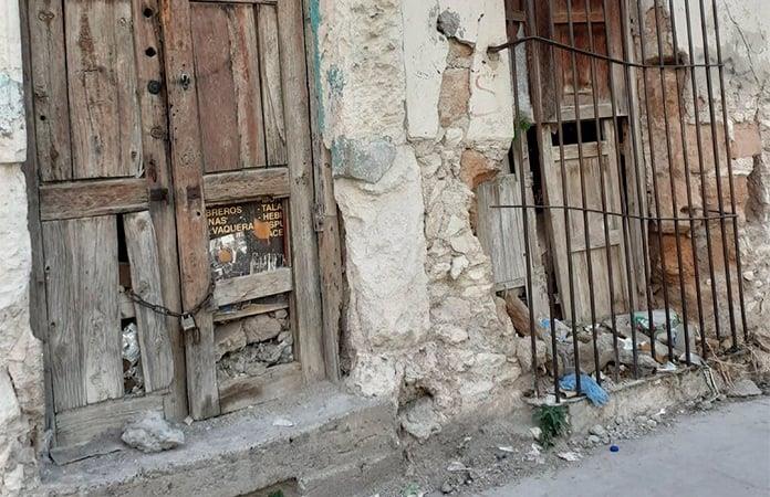 Piden acordonar casa en riesgo de colapso