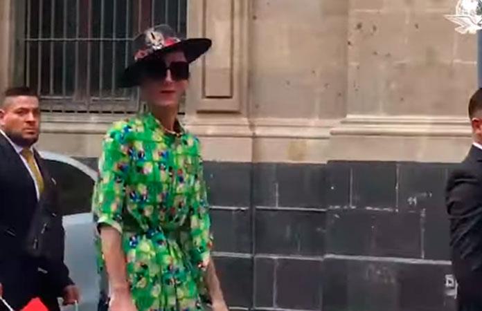 Con presentes y pastel, Edy Smol llega a Palacio Nacional