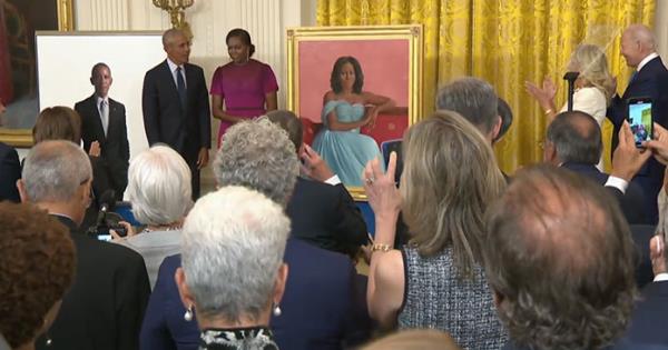 Barack y Michelle Obama develan sus retratos en la Casa Blanca