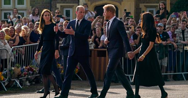 Los príncipes William y Harry salen juntos a saludar a la gente en Windsor