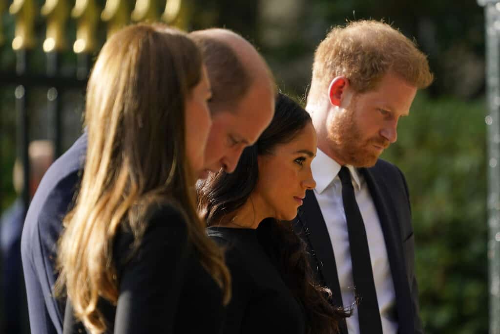 Los príncipes William y Harry salen juntos a saludar a la gente en Windsor