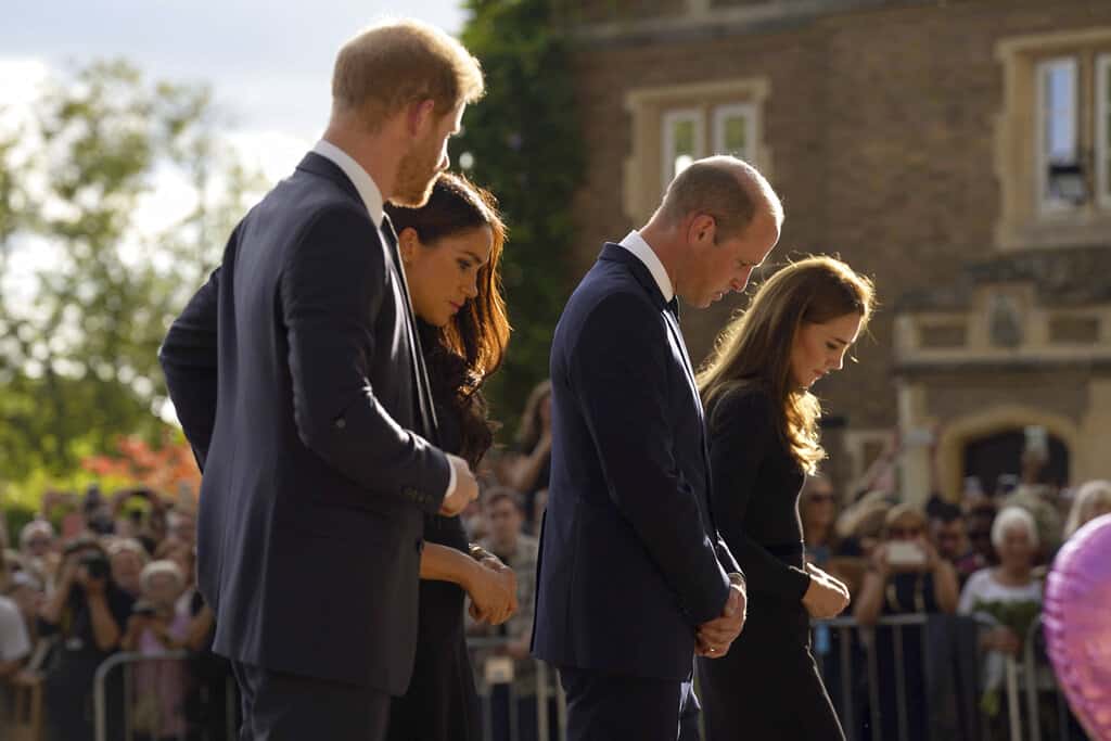 Los príncipes William y Harry salen juntos a saludar a la gente en Windsor