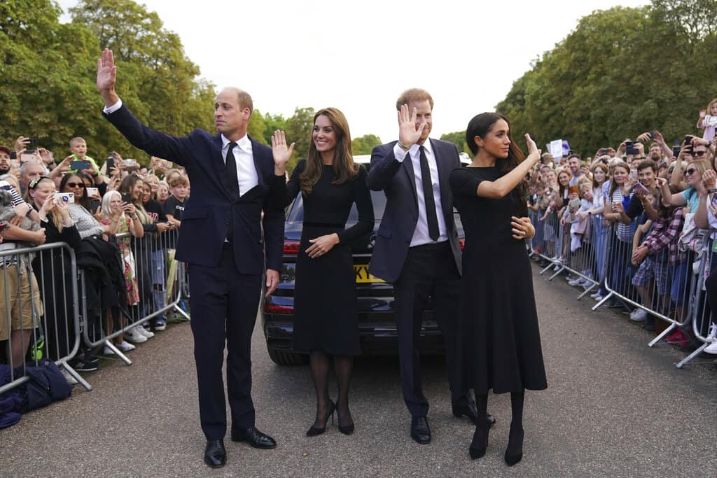 Los príncipes William y Harry salen juntos a saludar a la gente en Windsor