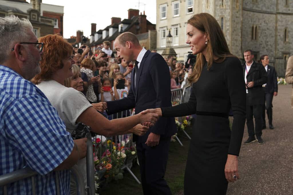 Los príncipes William y Harry salen juntos a saludar a la gente en Windsor