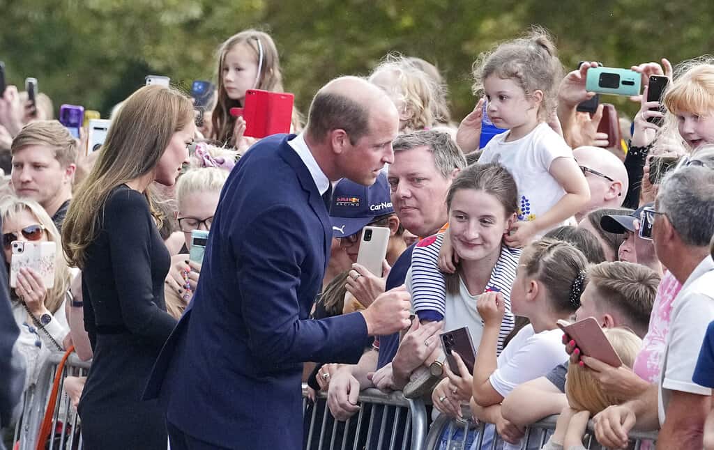 Los príncipes William y Harry salen juntos a saludar a la gente en Windsor