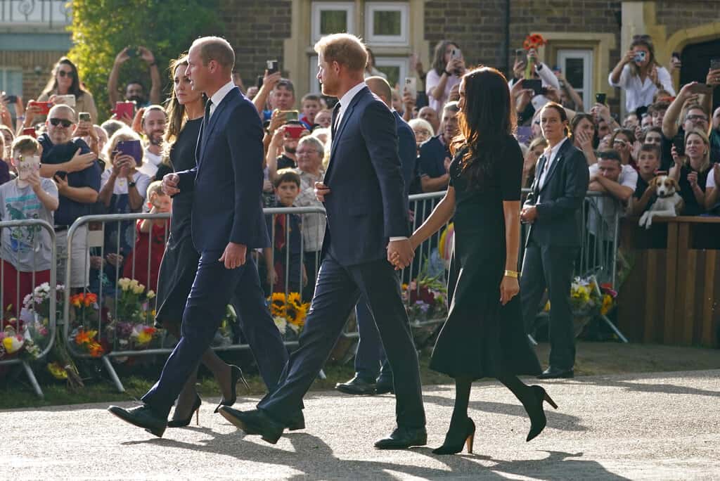 Los príncipes William y Harry salen juntos a saludar a la gente en Windsor